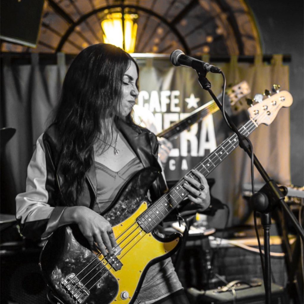 Pastora Andrades «Labudú» - Bajos y Bajistas